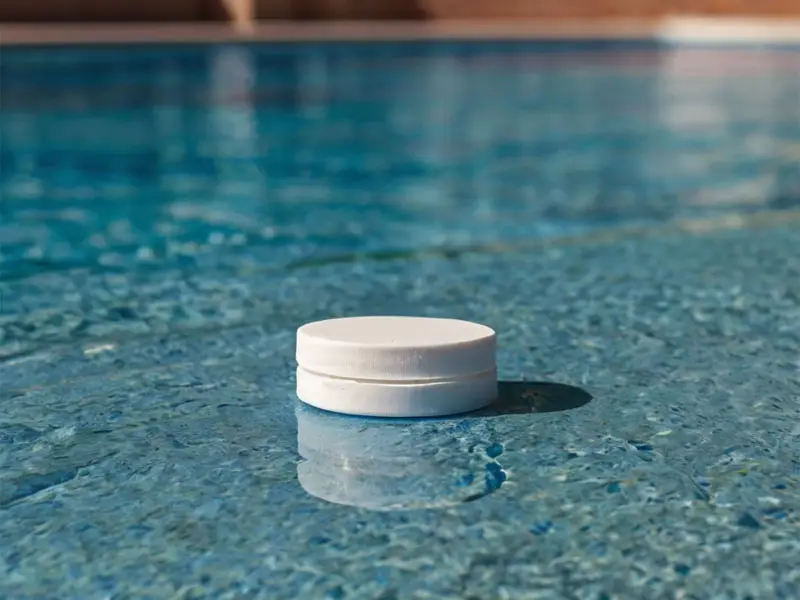 Comment choisir et utiliser le chlore pour votre piscine ? - Visite Déco
