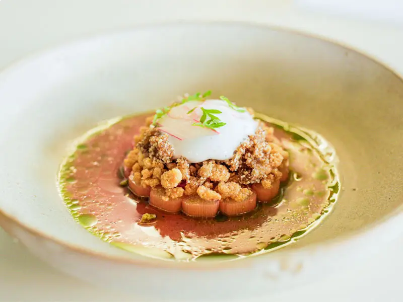 Crumble à la rhubarbe, la recette de Camille Delcroix - Visite Déco